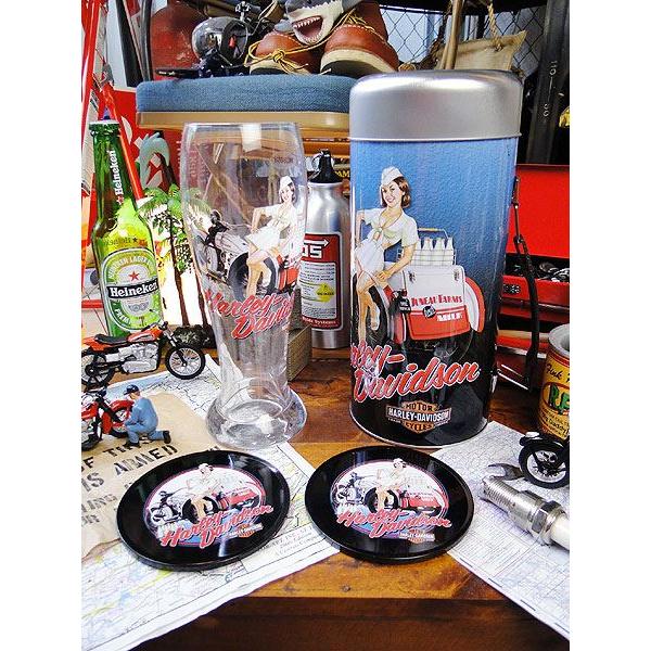 ハーレーダビッドソンのピルスナーグラス＆コースターセットです。ピンナップガール＆ハーレーロゴがプリントされたゴージャスなティンボックスを開封すると出てきたのはハンドブローグラス（吹きガラス製）のビッグな600mlサイズのグラス！外国のパブや...