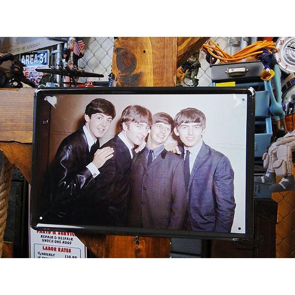 シーンを演出する時に彼らの強烈な個性がパーンとインパクトある存在感を放ってくれ、そこに独特の世界観を作ってくれるんです。通常のブリキ看板と比べると一回り小さいミニサイズになっていて、コストパフォオーマンスを良くするため、プレート自体の厚みも...