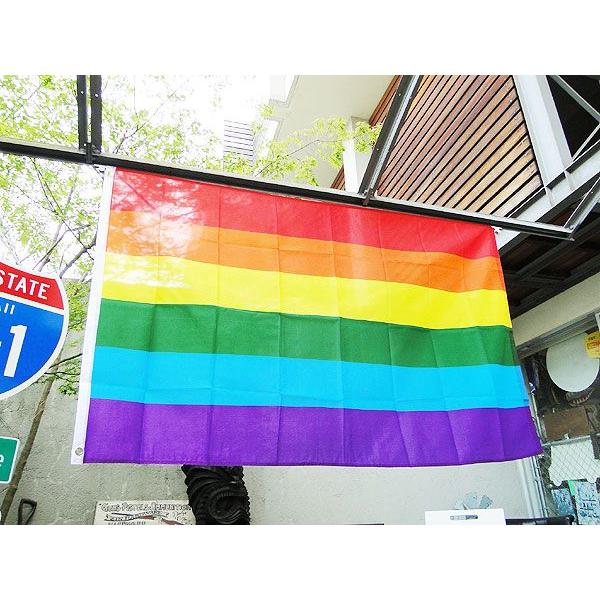 レインボーを演出したいときにシーンの雰囲気をガラッと一瞬で変えてくれる・・・・そんなアイテムがこちら！150cmサイズのキレイな虹をデザインしたレインボーフラッグです。ホームパーティーの派手な演出から、子供たちが元気に遊ぶキッズスペースの明...