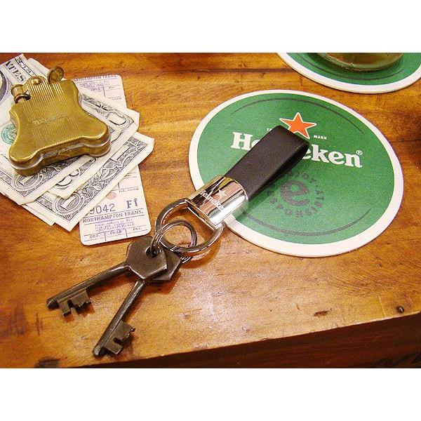フェイクレザーにピカピカのクロームボディがカッコイイ、ハイネケンの非売品キーホルダーです。海外で使われるノベルティグッズをスペシャルルートでゲットしてきたってシロモノです。フック部分は引っぱってクルッと回転させるとリングの切れ込みが現れると...