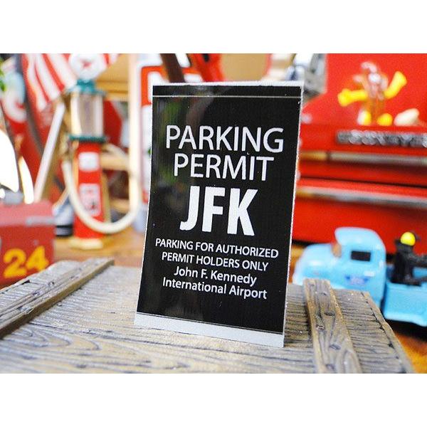 アメリカの主要空港で使われているエアポートでのパーキングパーミット・ステッカーをリアルに再現したのがこちら！ナンバープレートやフロントガラスに貼ると向こうの車っぽくなってカッコイイの！ステッカーは光を当てると反射するタイプで本物同様の作りが...