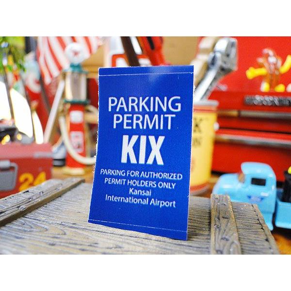 アメリカの主要空港で使われているエアポートでのパーキングパーミット・ステッカーをリアルに再現したのがこちら！ナンバープレートやフロントガラスに貼ると向こうの車っぽくなってカッコイイの！ステッカーは光を当てると反射するタイプで本物同様の作りが...