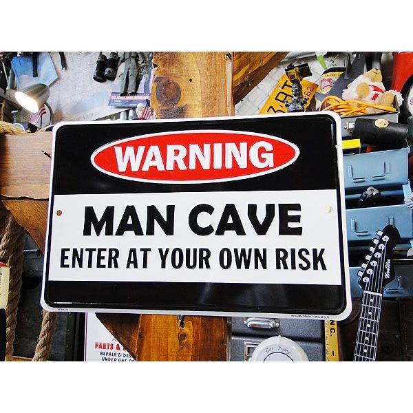 アメリカの基地や工場などで見かけるワーニングサインをモチーフに、「男の秘密基地」をテーマにデザインした1枚がコチラ！MAN CAVEとは向こうのスラングで男の隠れ家的な部屋のことを指すんです。ボクらでいうまさに秘密基地ってヤツ！両面テープな...