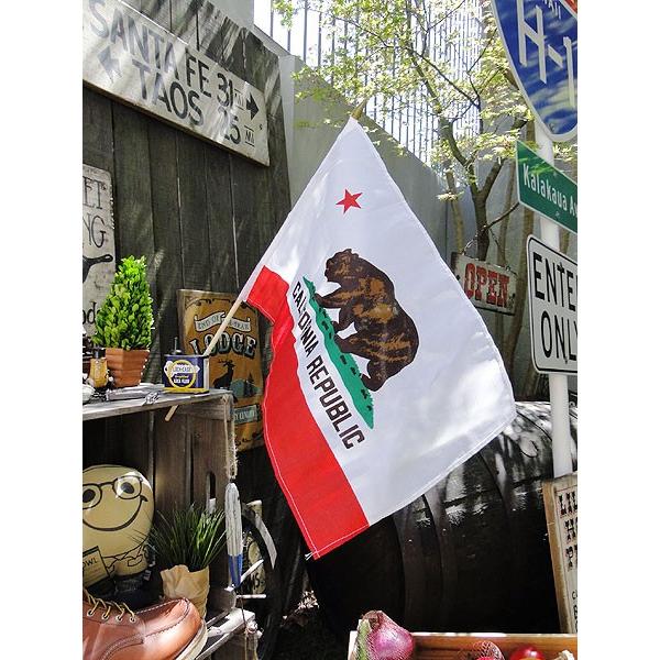 カリフォルニアスタイルってジャンルが近頃、流行ってて、このカリフォルニア州旗がアクセントに使われてるのをちょくちょくと見かけるようになりました。そこで、大きなフラッグじゃなくて、空間のちょっとしたスペースを演出できるようなミニサイズのフラッ...