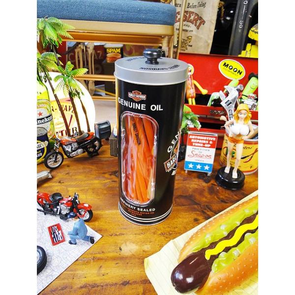 ダイナーシーンで定番のストローホルダーで、ハーレーブランドのヤツを見つけてきました。この手のはコーラのヤツが定番ですが、アメリカにはこんなのも用意されてるんだねー　ガレージのテーブルとかにダイナーっぽい演出をしつつ、ハーレーで飾れちゃうなん...