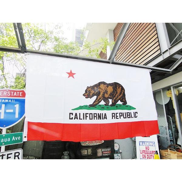 アメリカの中でもとりわけ日本人が大好きな場所、カリフォルニア州！ココは昔からボクらの憧れがいっぱい詰まった場所だからね！そんなカリフォルニア州の州旗をデザインしたってフラッグです。カリフォルニア好きでも意外とこの州旗って知らなかったりするで...