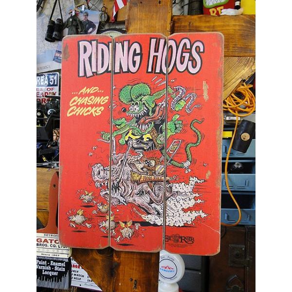 アメリカのフリーマーケットに行くと見かけそうなラットフィンクのウッドサインです。パッと見はヴィンテージ看板に見えますが、実はこれ、すべてプリントなんです。1枚の板にプリントするのではなく、わざわざ4枚にカットした細い板をつなぎ合わせて、そこ...