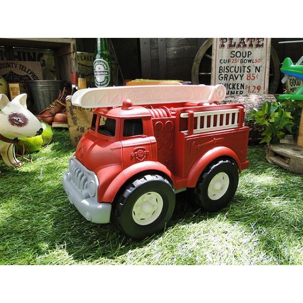 アメリカはカリフォルニア州サンフランシスコ生まれの会社、グリーントイズ社のオモチャです。ここのモットーは100%リサイクルして作るエコロジーブランド。このオモチャはミルクボトルを再生して作られているんです！ディフォルメスタイルだけど、決して...