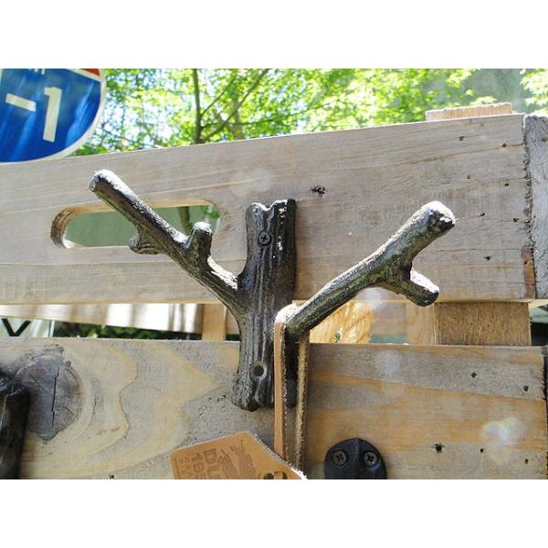アウトドアに出かけた時に適当な木をみつけてそこへ道具を引っ掛けるなんてことをした経験がある人もいるかと思いますがそんなシーンを思わせてくれる木の枝をモチーフに アイアン素材で仕上げたブランチフックがこちら！リリースしたのはオシャレなインテリ...