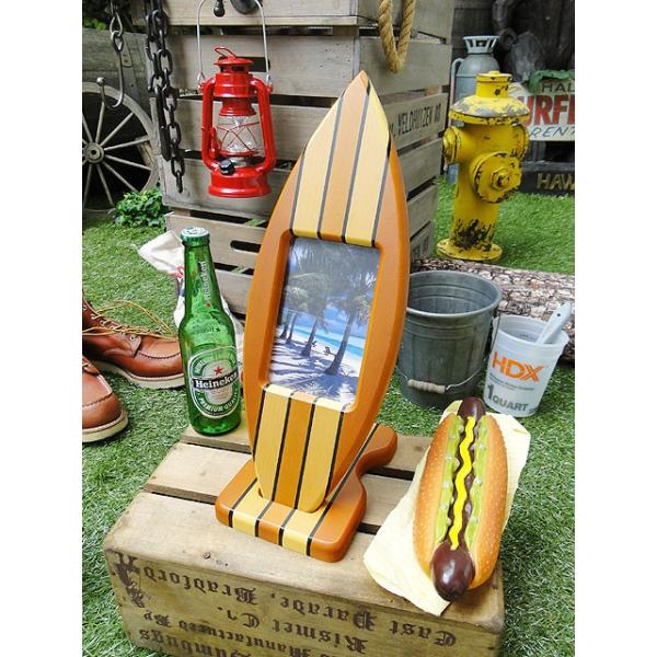 波乗りが好きな人なら自分が普段過ごしてるシーンにサーフボードが常に目に飛び込んで来るのはやっぱり気分がイイもの！そこでこんなアイテムをご紹介です。サーフボード型のフォトフレームってヤツ！アイデア自体は珍しいモノではないんだけど、注目して欲し...