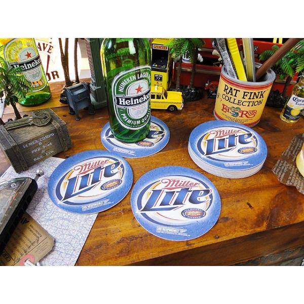 バーで使われるミラーライトのペーパーコースターです。紙とは言え、結構厚みのある紙で、プリントもすごくキレイだから繰り返し使うのに全然問題ない感じ！実際、私もこれをデスクの上に置いてますが、軽くて薄いから取り回しがラクで使い勝手がイイから気に...