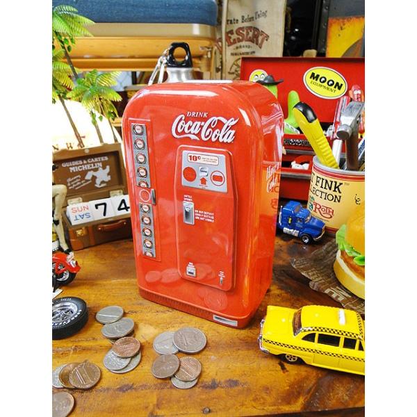 コーラがまだ瓶で売られていた時代の自動販売機をモチーフにしたブリキ缶バンクです。自動販売機の形をそのまま活かして、縦長タイプの缶カンにしましたっていうアメリカ人らしいデザイン。缶ひとつデザインさせても、やっぱり向こうの人ってセンスあるよねー...