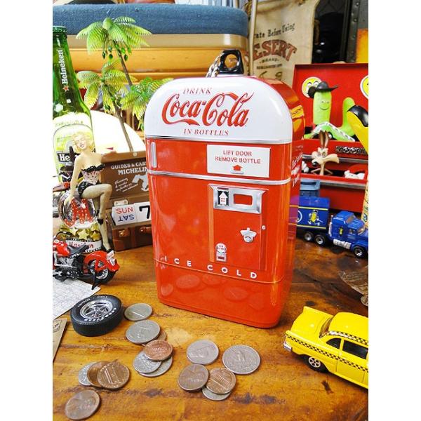 コーラがまだ瓶で売られていた時代の自動販売機をモチーフにしたブリキ缶バンクです。自動販売機の形をそのまま活かして、縦長タイプの缶カンにしましたっていうアメリカ人らしいデザイン。缶ひとつデザインさせても、やっぱり向こうの人ってセンスあるよねー...