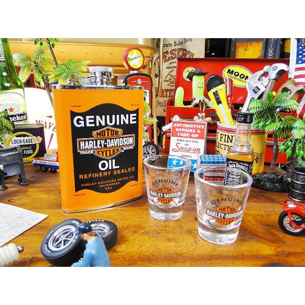 ハーレーダビッドソンの昔のヴィンテージオイル缶をモチーフにデザインした革巻きの豪華なフラスクセットです。さすがハーレーブランドだけあって、フラスク一つ作らせてもセンスが違います。ポケットから取り出す時さえも絵にしてくれる・・・・そんなところ...