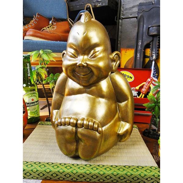 大阪は通天閣にいる幸運の神様「ビリケンさん」の縁起のええオブジェです。金色に光り輝くその眩しい姿はまさしくラッキーゴッド！ビリケンさんって実はアメリカ人なんです。1908年にアメリカの女流芸術家が夢に出てきたおもしろい神様をそのまま彫刻した...