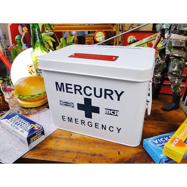 「いやーさすが」と言わせてもらいます。ボクらの期待を裏切らないデザインで登場してくれたマーキュリーのエマージェンシーボックス（救急箱）です。一見するとツールボックスか？って思っちゃう本体はスチール製で、フタを開けるとちゃんと仕切りと上皿トレ...