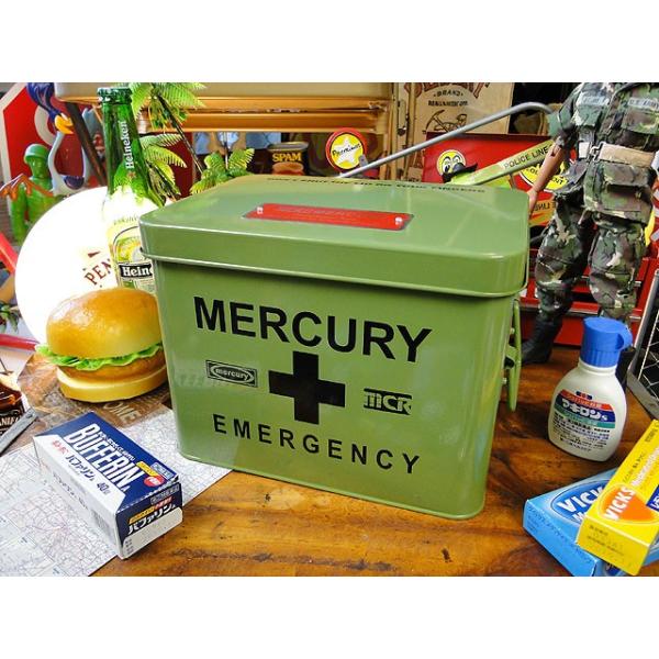 「いやーさすが」と言わせてもらいます。ボクらの期待を裏切らないデザインで登場してくれたマーキュリーのエマージェンシーボックス（救急箱）です。一見するとツールボックスか？って思っちゃう本体はスチール製で、フタを開けるとちゃんと仕切りと上皿トレ...