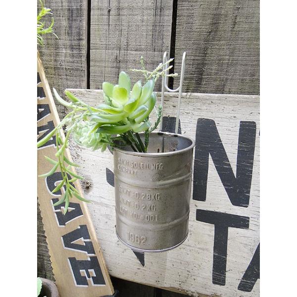 ガレージ系インテリアが好きな人ならオイル缶だとかドラム缶ってのはついつい反応しちゃうワードだよね！そこでこんなの見つけてきました。ヴィンテージのドラム缶をモチーフにしたブリキ製の小物入れなんです。向こうのスワップミートなんかをウロウロしてる...