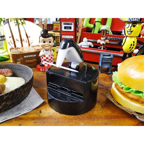 ツマヨウジを使うなんて何てことない日常行為を遊びにしちゃったのがこのダルトンがリリースしたペンギンの爪楊枝ホルダーです。ペンギンの頭を指で押さえてペコリとおじぎさせると器用にツマヨウジを1本くわえてきてくれるの。ひゃー楽しいわ、コレ！こうい...