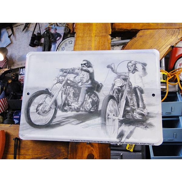 何だかよくわからないんだけど、とにかくひたすらカッコヨク感じた・・・・映画「イージーライダー」の有名すぎるワンシーンをスケッチアートで描いたミニブリキ看板です。この映画に登場するキャプテン・アメリカとビリーに憧れてハーレー乗りになったって人...