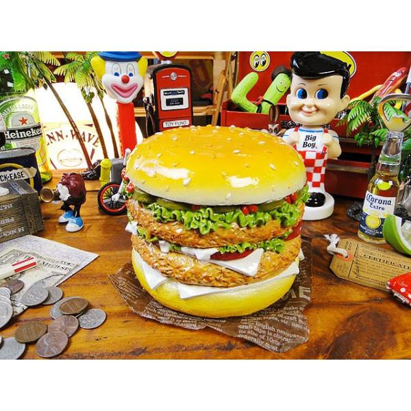 この形を見ると素通りできないのがアメ雑好きの証拠！ボリューム満点のダブルデッカーハンバーガーをビッグサイズで再現したレジン製の貯金箱です。そうそう、ボクらはこんなのが机の上とかに無造作に置いてあるだけで幸せ感じるんだよね！この手のハンバーガ...