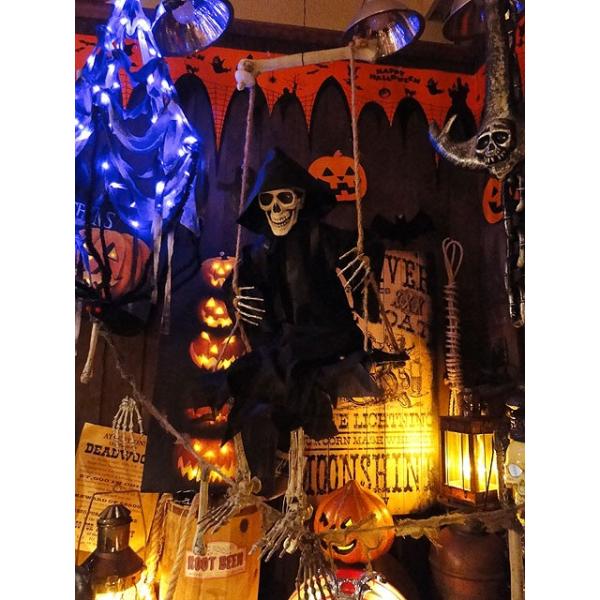 吊り下げて飾るタイプの人気のハロウィンディスプレイ、リーパー（死神）にセンサーで反応して動くタイプが仲間入り！スイッチを入れると音に反応して、目を光らせながら、ホラーサウンドを響かせて、足をバタバタとバタつかせる・・・・不気味なヤツ！「おー...