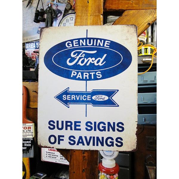フォードの昔のディーラー看板を再現したストア系ブリキ看板です。こういうロゴの看板は、ガレージを飾るのに絶好な素材なので、フォード乗りという範囲を超えて支持されるデザインだね！特に今回の1枚は、サビや小傷を独自のアンティークフィニッシュ加工で...