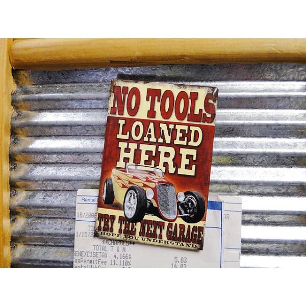 「見て下さいコレ！最高にいいデザインでしょ！」モーター系とガレージシーンをデザインしたフリッジマグネットです。実はコレ、アメリカのブリキ看板にも使われた看板デザインそのままなんです。だからデザインが圧倒的にセンスいいってわけ！それをミニサイ...
