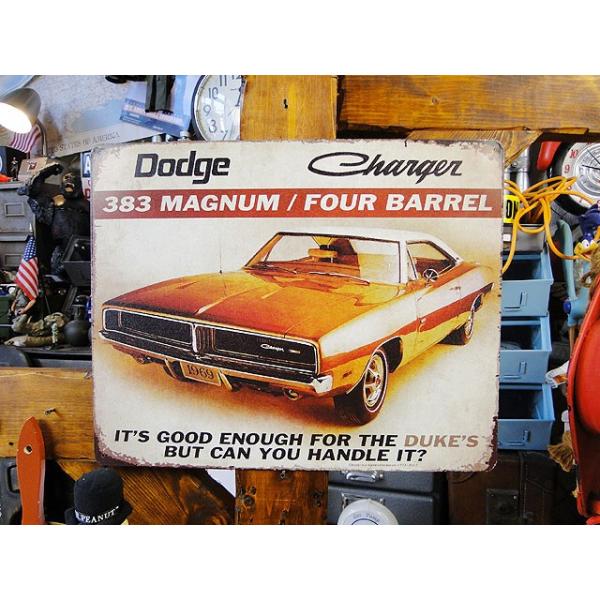 6.3Lの383マグナムを搭載したモンスターマシン、1969年ダッジ・チャージャーのブリキ看板です。そしてこのオレンジ色のチャージャーと言えば、やっぱりTVドラマ「爆発！デューク」でしょ！マッスルカー好きの間では今でも人気の1台なだけに、こ...