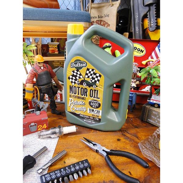 レーシング系モーターオイルかと思いきや、実はコレ、工具セットなんです。真っ二つにパカンと割れて開くと、中によく使うツールがビシッと入ったセットなの。感心したのが、工具だけでなく、LEDライトも装備してるってところ。作業時に暗い時、奥の方を覗...