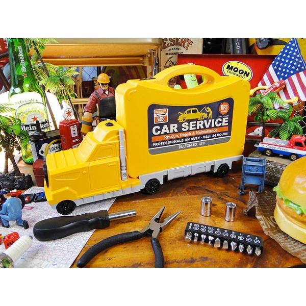 アメリカ好きから支持されるブランド、ダルトンがリリースしたトラック型の工具セットです。トレーラーの荷台部分がツールケースになっていて、それを開くと中によく使うツールがビシッと入ってるってヤツなんです。感心させられたのは工具だけでなく、LED...