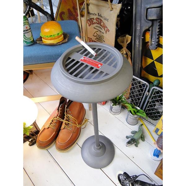 アメ雑好きの間ではすっかりとおなじみ！オシャレなアメリカンスタイルを世に送り続けて支持されるブランド「マーキュリー」から待望のスタンド式アシュトレイが届きました。イームズ時代の家具なんかにピッタリ合いそうなスタイリッシュな見た目が特徴の灰皿...