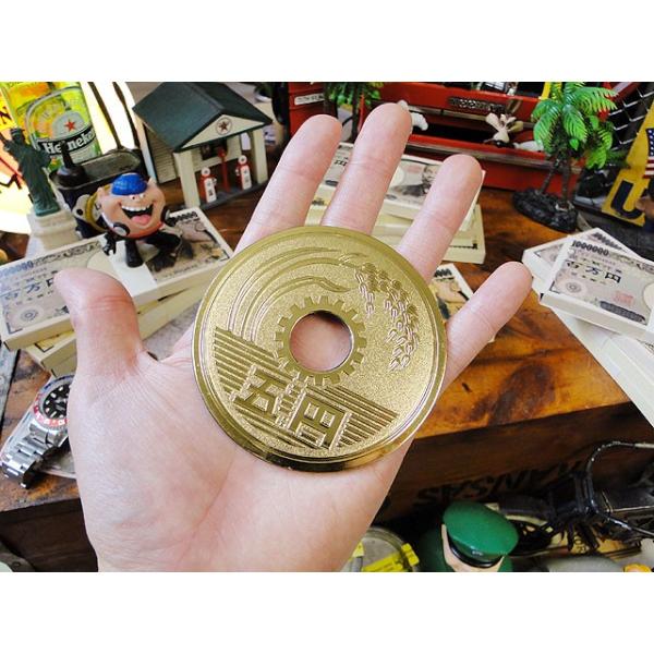 じゃじゃーん！デッカイ五円玉のマグネットです。デカモノ好きならもうこれだけで物欲をそそられるんじゃない？　五円だけに「ご縁がありますように」ってのを掛けて、縁起の良い硬貨としてお賽銭でも皆さんおなじみですよね！これだけデッカクなると、その御...