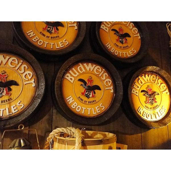 ビア樽がズラリと並んだ倉庫！あの樽の持つ独特の存在感というか、雰囲気というか、雑誌でそんなシーンを見てワクワクさせられたことありませんか？　そんな樽が並ぶシーンを手軽に再現できちゃうのが、このバドワイザーの樽型ウォールオブジェなんです。この...
