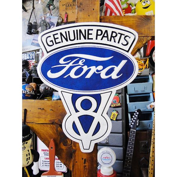 アメ車のシンボルであるV8エンジンのロゴをフォードロゴとコンビネーションさせた昔ながらの傑作ロゴがブリキ看板になって復刻登場しました。当時のディーラーの修理工場などに飾られてたであろうこのサイン、V8をアピールしつつも、クルマを正面から見た...