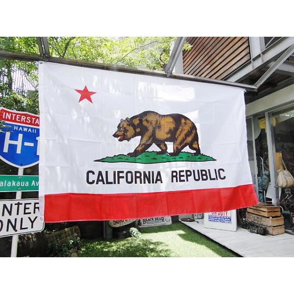 アメリカの中でもとりわけ日本人が大好きな場所、カリフォルニア州。ココは昔からボクらの憧れがいっぱい詰まった場所だからね！そんなカリフォルニア州の州旗をデザインしたってフラッグです。カリフォルニア好きでも意外とこの州旗って知らなかったりするで...