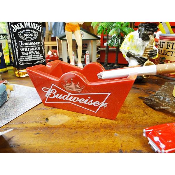 外国のパブやショットバーで使うために用意されたバドワイザーの非売品灰皿です。こういうのが、たまーに出回ってるのに運良く出くわすとこうしてゲットできちゃうってワケ。本来ならお店のヤツを、自宅で愛用できちゃのって何だかイイ気分だもんね！ノベルテ...