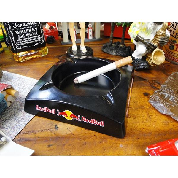 今やモータースポーツ界でも大人気のレッドブルのロゴ入りのノベルティ灰皿です。基本的に非売品のアイテムで、一般にはなかなか手に入りにくいシロモノ。ノベルティグッズなので、作りはちょっとラフな感じで、小傷やプリントロス、かれすなんかもあるんです...