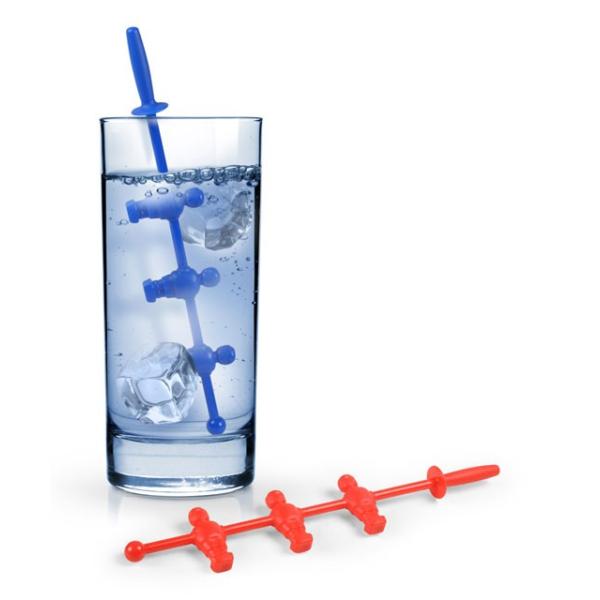 大好きなサッカーをテーブルにまで持ち込んじゃう！そんな海外ならではの遊び心でデザインされたのが、このキックアイスマドラーです。テーブルサッカーで使われるあの棒に付いたイレブンたちをそのままデザインにしたっていうユニークなヤツ！氷をボールに見...