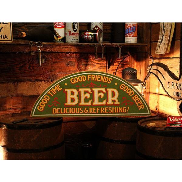 外国のパブを訪れるとカウンターでこんな看板が出迎えてくれそう！ビールをテーマにしたレトロな木製看板です。「良いひととき、気の合う仲間、そしてうまいビールと来た！」そんな英語らしいフレーズもイイ感じ。看板はハーフラウンド型になっていて、飾り付...