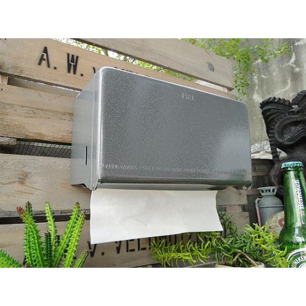 ダルトンのベストセラーアイテム、ティッシュディスペンサーがリニューアルして登場です。従来のタイプはアメリカの業務用をモチーフにしてキーが付いていたんですが、それをなくしてシンプルなプッシュボタン構造になりました。カギがあると見た目にはカッコ...