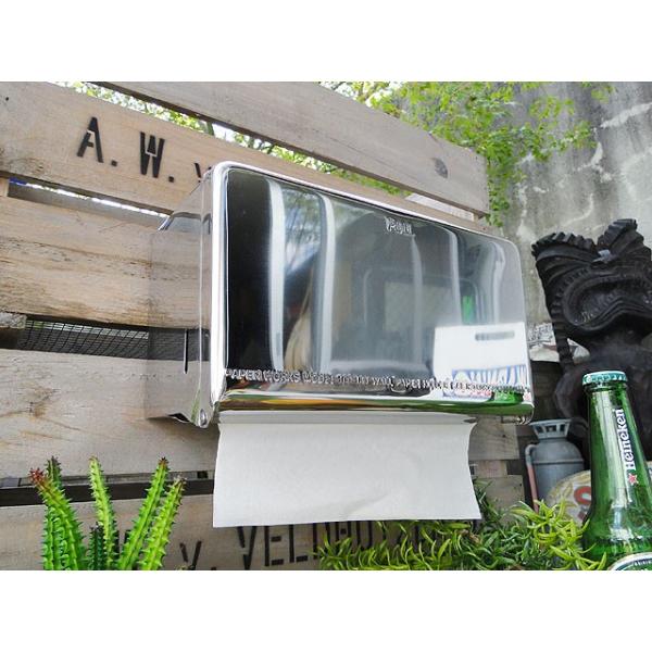 ダルトンのベストセラーアイテム、ティッシュディスペンサーがリニューアルして登場です。従来のタイプはアメリカの業務用をモチーフにしてキーが付いていたんですが、それをなくしてシンプルなプッシュボタン構造になりました。カギがあると見た目にはカッコ...