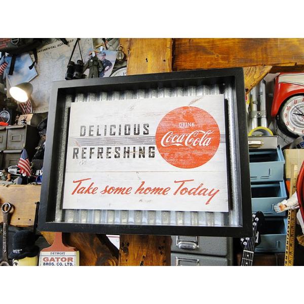 ソーダファウンテンの店内の壁をそのまま切り取ってきたかのような・・・・レトロなコークサインを収めたフレームアートです。レトロな時代をフレームの中にとじ込めたような新しい見せ方が斬新でしょ！コカ・コーラブランドだけに、壁に掛けた瞬間から周りに...