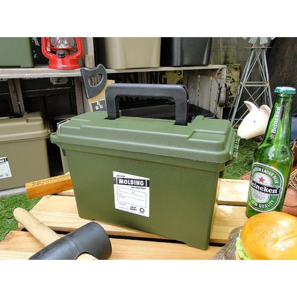 このミリタリー感、たまんない！米軍が弾丸ケースとして使うアーモボックスをモチーフに、プラ製で再現したっていう画期的なツールボックスです。何が画期的かって言うと、本物のアンモボックスだと金属製なので、やっぱり屋外で使う物なんですよね。床とかに...