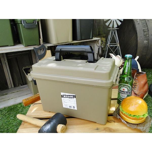 このミリタリー感、たまんない！米軍が弾丸ケースとして使うアーモボックスをモチーフに、プラ製で再現したっていう画期的なツールボックスです。何が画期的かって言うと、本物のアンモボックスだと金属製なので、やっぱり屋外で使う物なんですよね。床とかに...
