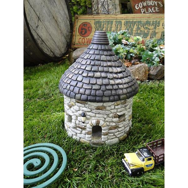 ハリーポッターが好きな人なら、コレ、ハグリッドの小屋を思い出さない？昔の映画に登場しそうな石のお家を再現した・・・・雑貨好きのココロをときめかせてくれる蚊取り線香置きです。市販の蚊取り線香をお家の中に入れると、屋根の先や小窓から煙が出てくる...