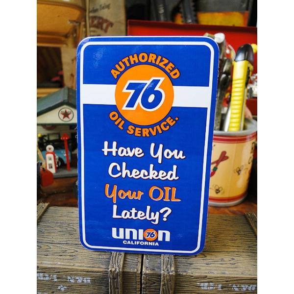 オイルカンパニーで圧倒的な人気を誇るユニカル76のステッカーです。いつもはロゴマークだけのシンプルなデザインが多いんだけど、今回のヤツはロゴと一緒に英文字のテキストやデザインが入ったレースカーに貼られるようなデザインなんです！ただのガソリン...