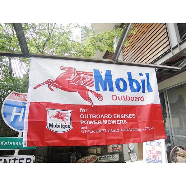 アメリカのオイルメーカー、モービルのレーシングフラッグです。広い壁面にバサッと広げれば、雑誌なんかで目にするアメリカンガレージシーンが再現できる・・・・ガレージ好き必見のアイテム。フラッグならではの軽さを活かして、天井から吊り下げるディスプ...