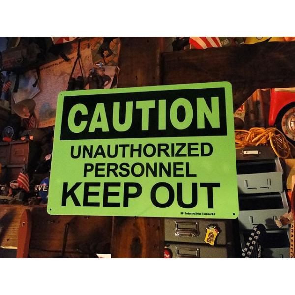 映画やドラマのワンシーンで登場しそうなアメリカの警告サインで、蓄光タイプを見つけてきました。向こうの工場や軍施設、私有地のフェンスなんかに取り付けられてる本物です。この手のサインはアメリカのホームセンターに行くといっぱい見かけるんですが、こ...