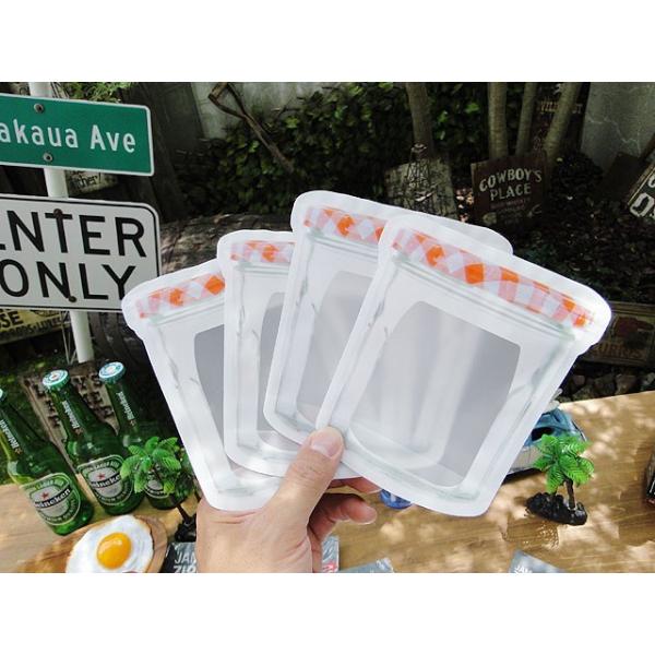 最初、見た目がリアルすぎてただのガラスジャーだと思っちゃいました。これジップバッグなんですよ！もうねーこの「わざわざ感」がアメ雑らしくって大好きだなー　しかしこの簡単そうで思いつかない発想力には脱帽です。作ったのはニューヨークのデザイナーズ...